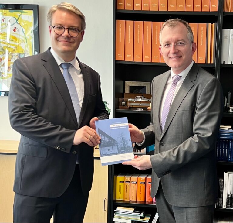 Übergabe unseres Außenpolitik-Readers an Dr. Tobias Lindner, Staatsminister im Auswärtigen Amt ...